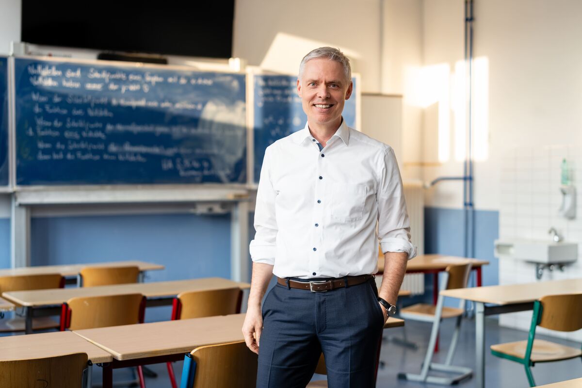 Kultusstaatssekretär Dr. Lösel liest am bundesweiten Vorlesetag Kindern ...