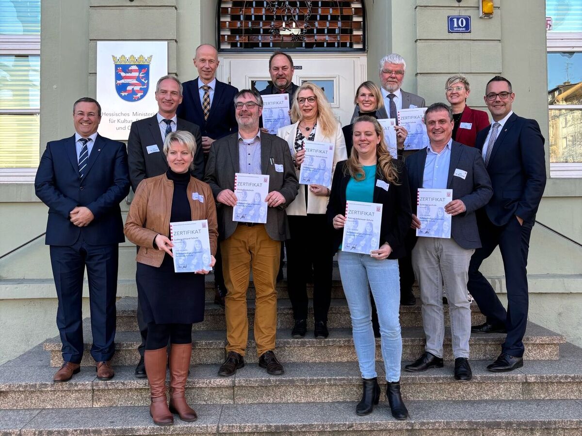 Bildungsminister Schwarz zertifiziert acht selbstständige allgemeinbildende Schulen | kultus ...